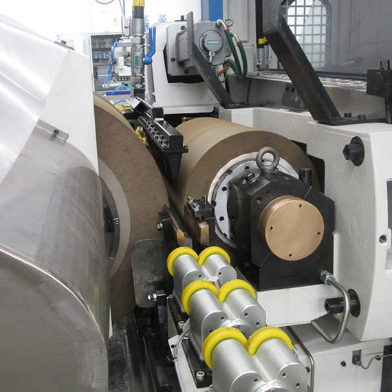 Centerless grinding machine